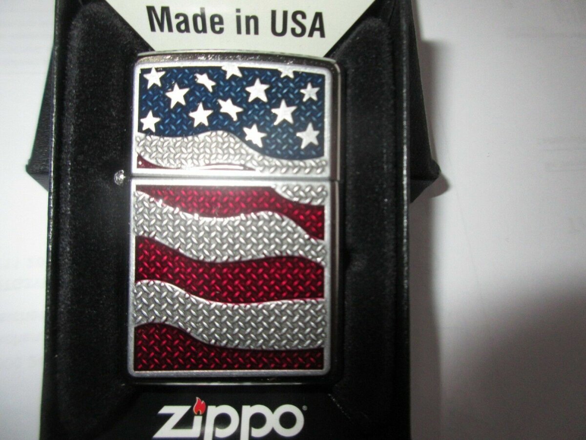 Zippo Stars & Stripes USA Flagge V8 Big Block Rockabilly Nose Art US
